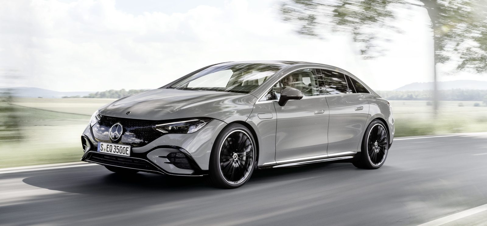 Mercedes-Benz unveils EQE electric sedan with impressive 400-mile range ...