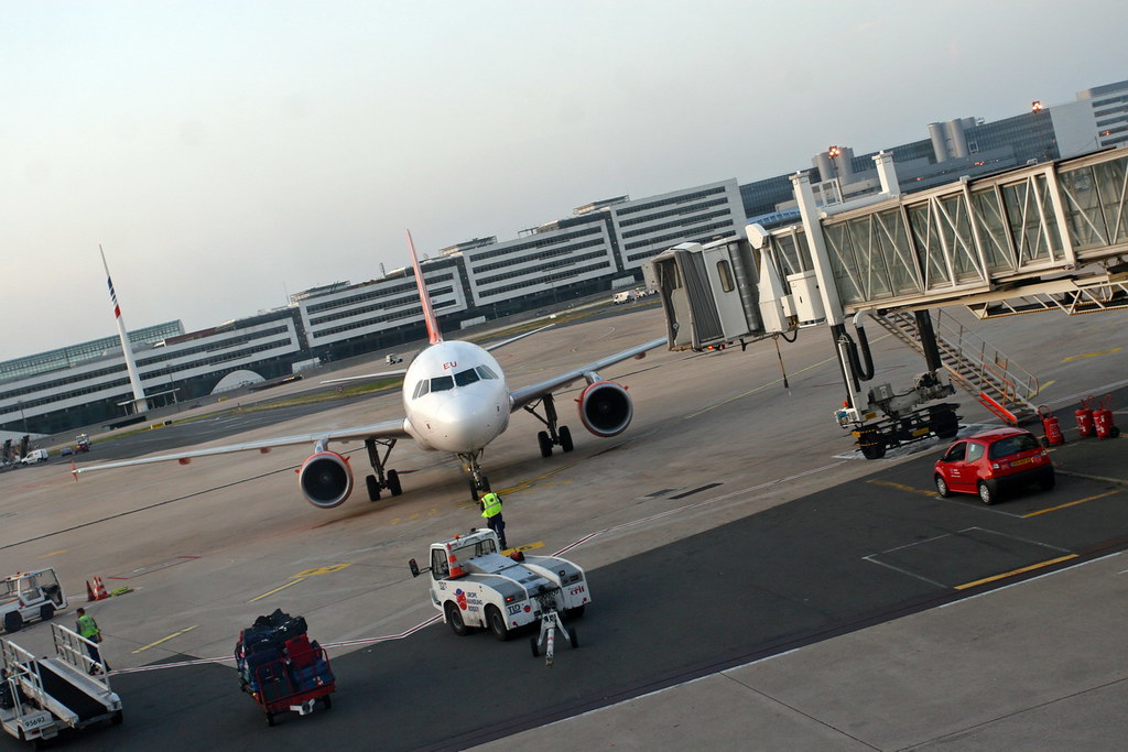 Charles de Gaulle airport (timidly) tests autonomous EV luggage haulers ...