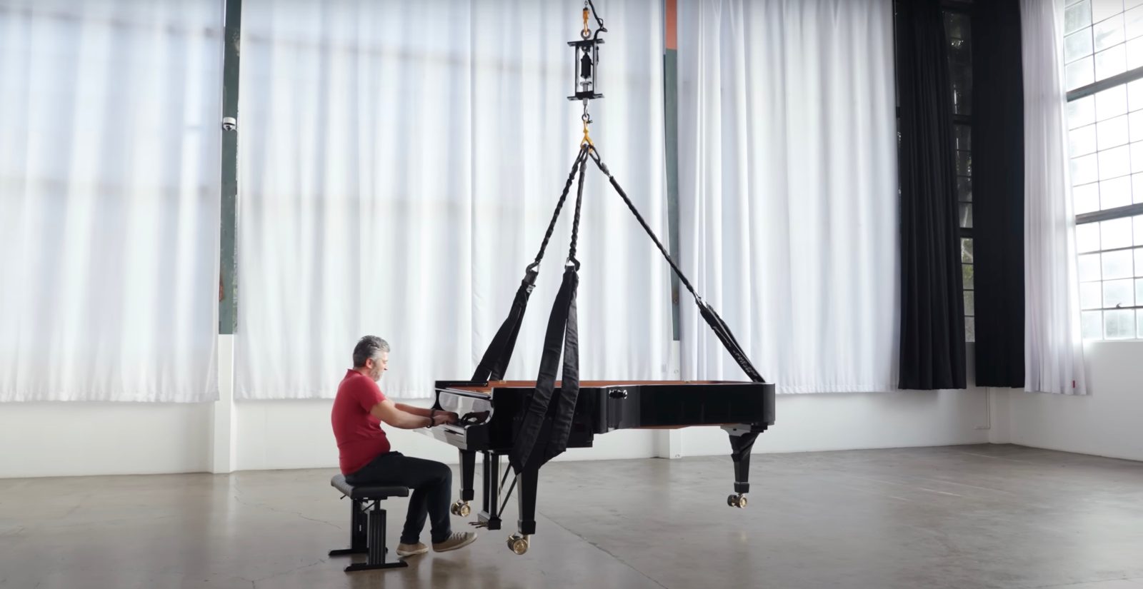 Tesla Bot showcases its strength by lifting a piano with a single motor ...